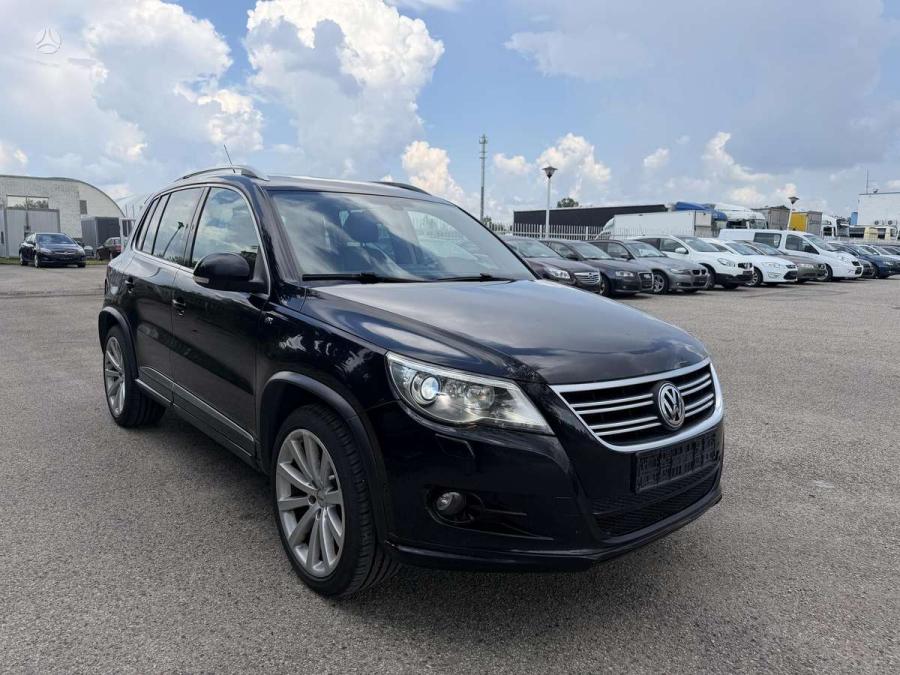 Black Volkswagen Tiguan 2010 in Marijampole, with an engine capacity of 1.97 L and mileage of 276 thousand km for 4950 €, photo 1 on AUTOMOTO.COM.LV