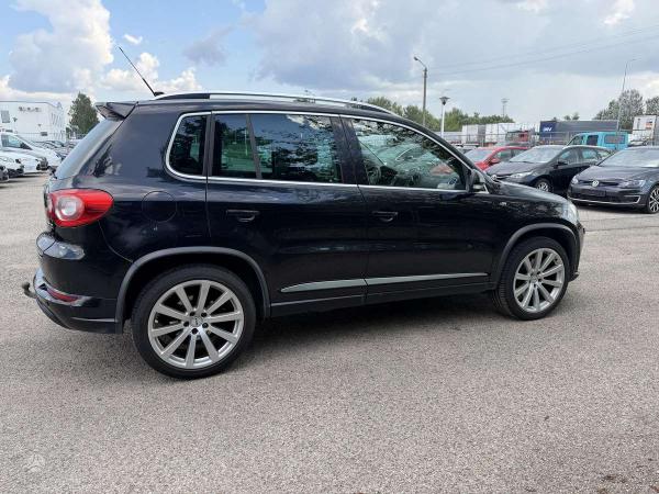 Black Volkswagen Tiguan 2010 in Marijampole, with an engine capacity of 1.97 L and mileage of 276 thousand km for 4950 €, photo 3 on AUTOMOTO.COM.LV