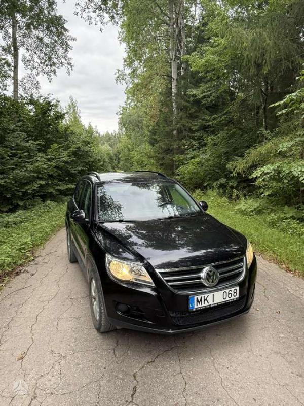 Melns Volkswagen Tiguan 2010 Kauņa, ar dzinēja tilpumu 1.97 L un nobraukumu 299 tūkst. km par 5700 €, foto 2 vietnē AUTOMOTO.COM.LV
