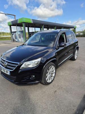 Black Volkswagen Tiguan 2010 in Utena, with an engine capacity of 2.00 L and mileage of 298 thousand km for 6700 €, photo  on AUTOMOTO.COM.LV
