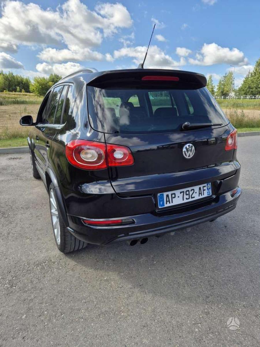 Black Volkswagen Tiguan 2010 in Utena, with an engine capacity of 2.00 L and mileage of 298 thousand km for 6700 €, photo 4 on AUTOMOTO.COM.LV