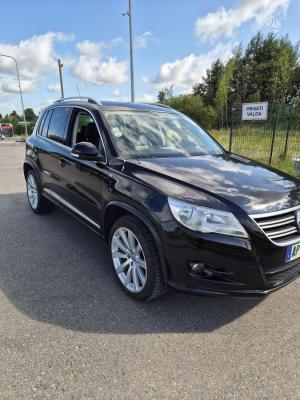 Black Volkswagen Tiguan 2010 in Utena, with an engine capacity of 2.00 L and mileage of 298 thousand km for 6700 €, photo 5 on AUTOMOTO.COM.LV