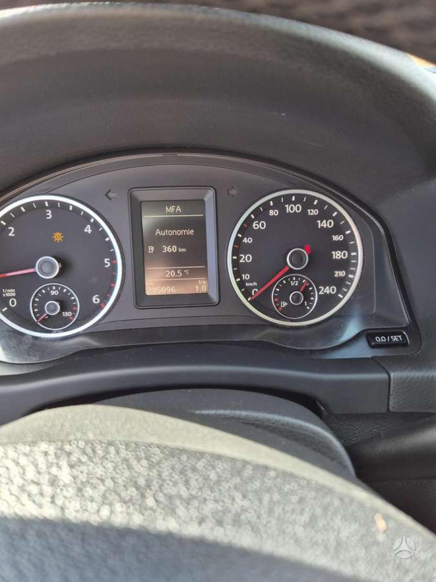 Black Volkswagen Tiguan 2010 in Utena, with an engine capacity of 2.00 L and mileage of 298 thousand km for 6700 €, photo 9 on AUTOMOTO.COM.LV
