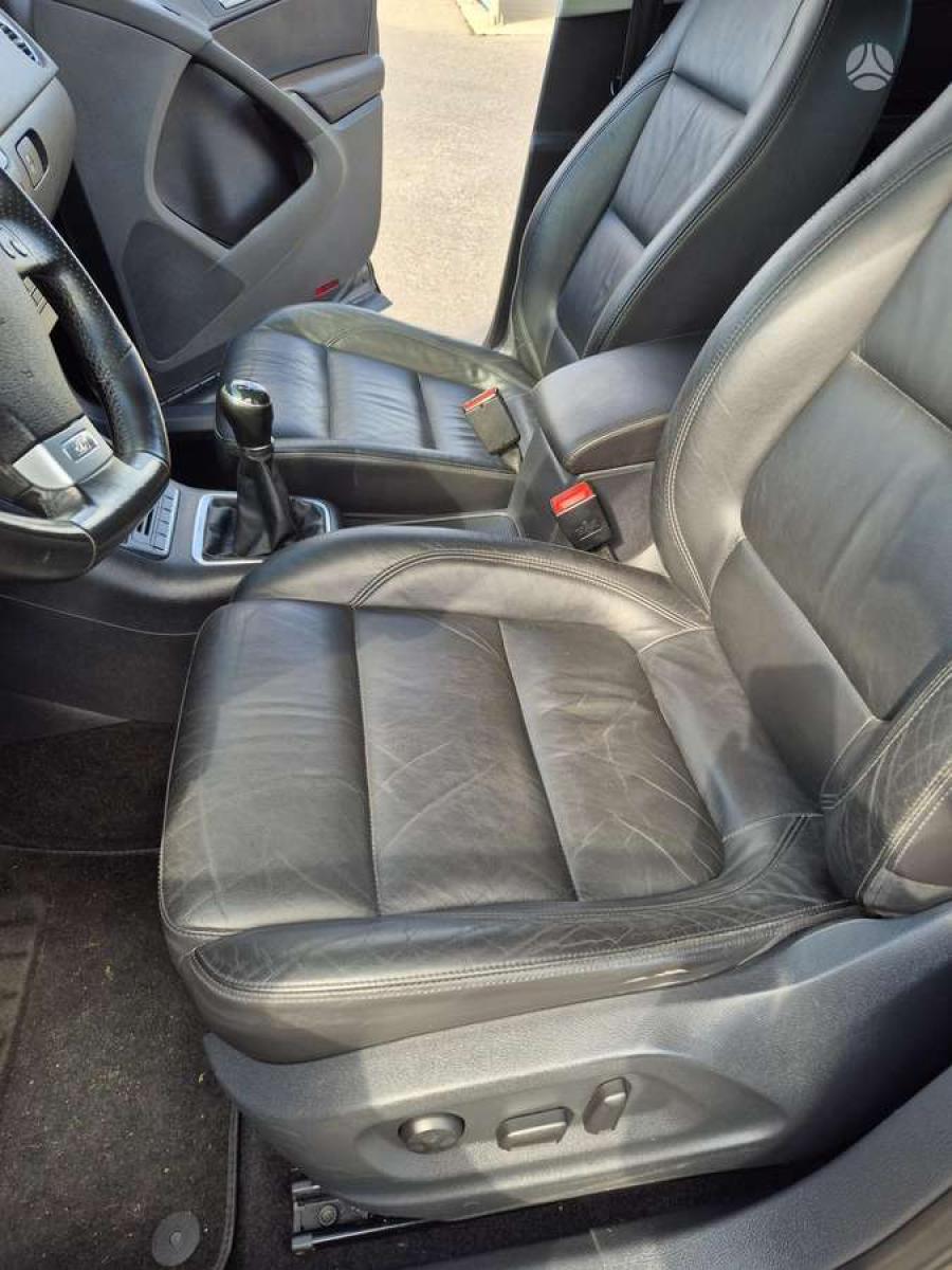 Black Volkswagen Tiguan 2010 in Utena, with an engine capacity of 2.00 L and mileage of 298 thousand km for 6700 €, photo 11 on AUTOMOTO.COM.LV