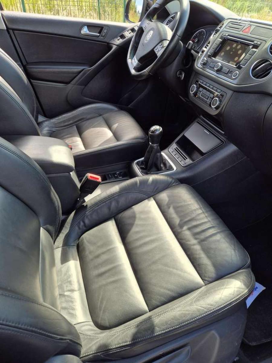 Black Volkswagen Tiguan 2010 in Utena, with an engine capacity of 2.00 L and mileage of 298 thousand km for 6700 €, photo 12 on AUTOMOTO.COM.LV