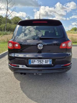 Black Volkswagen Tiguan 2010 in Utena, with an engine capacity of 2.00 L and mileage of 298 thousand km for 6700 €, photo 17 on AUTOMOTO.COM.LV