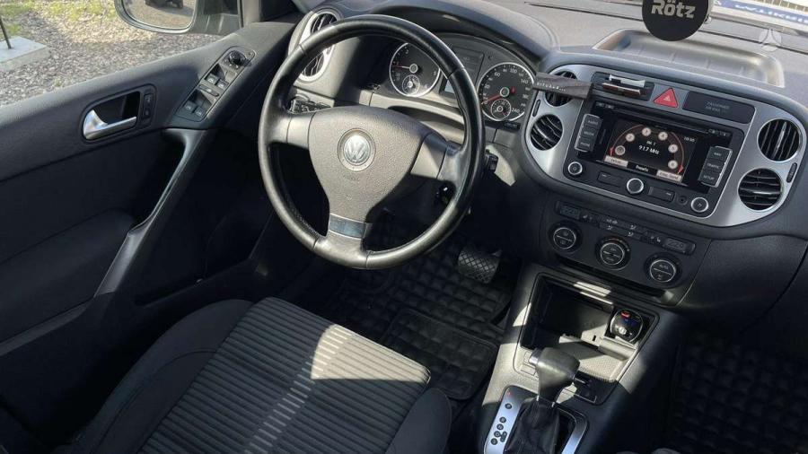 Black Volkswagen Tiguan 2010 in Marijampole, with an engine capacity of 1.97 L and mileage of 232 thousand km for 6490 €, photo 4 on AUTOMOTO.COM.LV