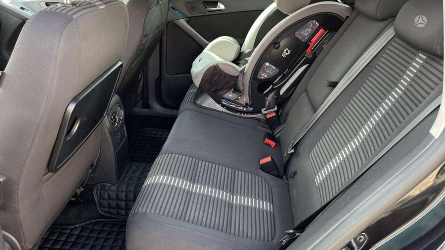 Black Volkswagen Tiguan 2010 in Marijampole, with an engine capacity of 1.97 L and mileage of 232 thousand km for 6490 €, photo 17 on AUTOMOTO.COM.LV