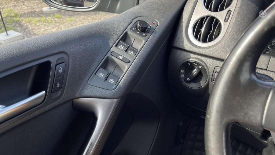 Black Volkswagen Tiguan 2010 in Marijampole, with an engine capacity of 1.97 L and mileage of 232 thousand km for 6490 €, photo 18 on AUTOMOTO.COM.LV
