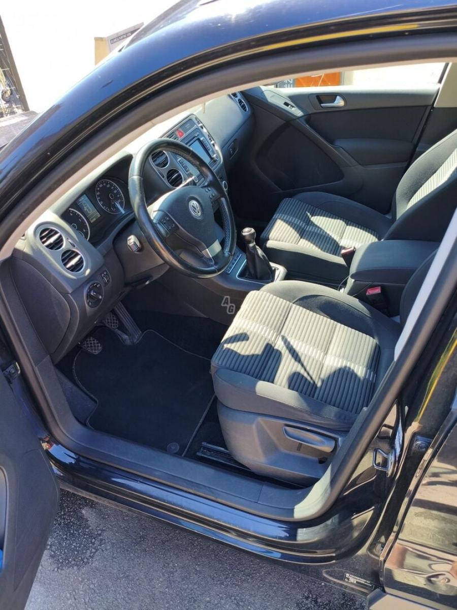 Black Volkswagen Tiguan 2010 in Klaipeda, with an engine capacity of 2.00 L and mileage of 286 thousand km for 5100 €, photo 11 on AUTOMOTO.COM.LV
