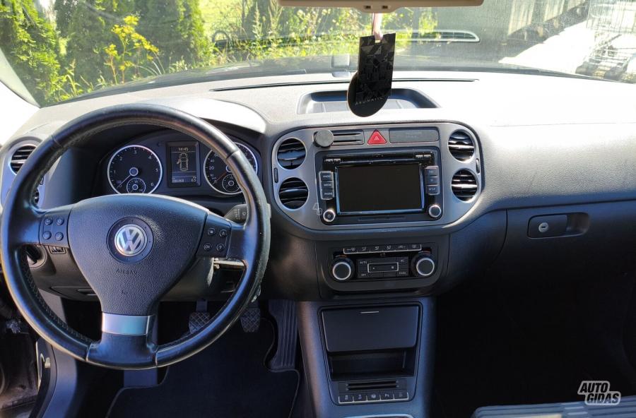 Black Volkswagen Tiguan 2010 in Klaipeda, with an engine capacity of 2.00 L and mileage of 286 thousand km for 5100 €, photo 16 on AUTOMOTO.COM.LV