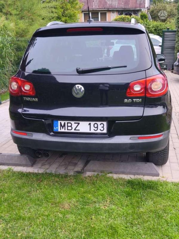 Black Volkswagen Tiguan 2010 in Alytus, with an engine capacity of 1.97 L and mileage of 298 thousand km for 5500 €, photo 6 on AUTOMOTO.COM.LV