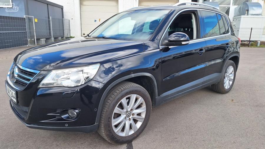 Black Volkswagen Tiguan 2010 in Marijampole, with an engine capacity of 2.00 L and mileage of 235 thousand km for 6200 €, photo 4 on AUTOMOTO.COM.LV