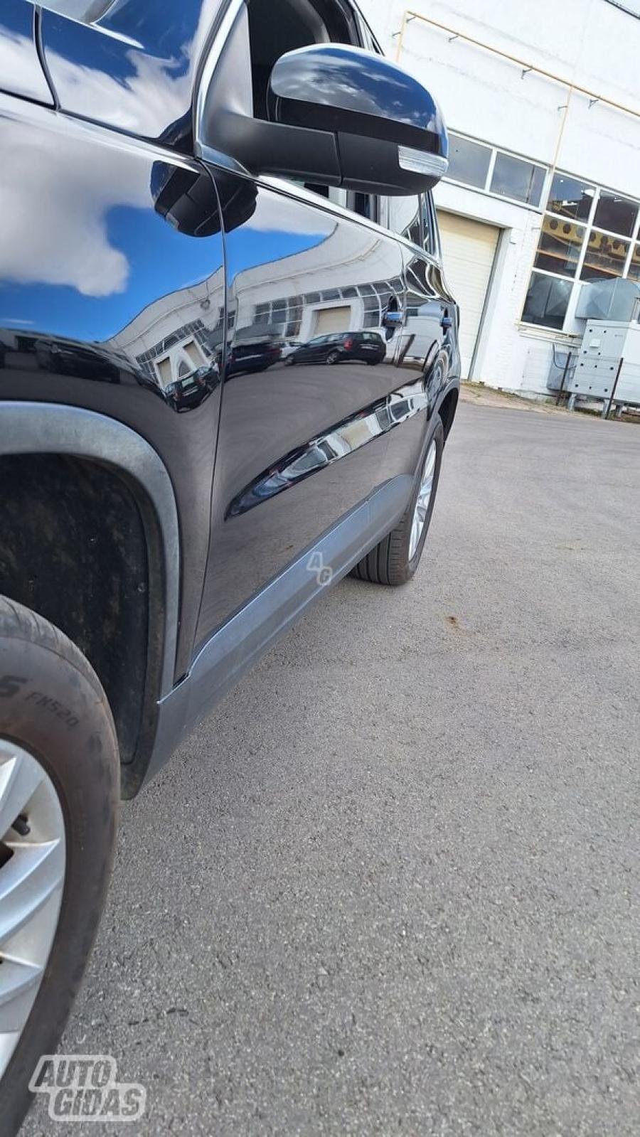 Black Volkswagen Tiguan 2010 in Marijampole, with an engine capacity of 2.00 L and mileage of 235 thousand km for 6200 €, photo 16 on AUTOMOTO.COM.LV