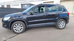 Black Volkswagen Tiguan 2010 in Marijampole, with an engine capacity of 2.00 L and mileage of 235 thousand km for 6200 €, photo 21 on AUTOMOTO.COM.LV