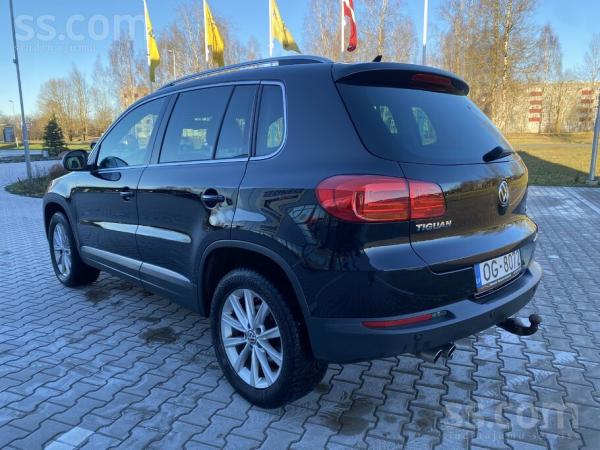 Black Volkswagen Tiguan 2011 in Jekabpils, with an engine capacity of 2.00 L and mileage of 246 thousand km for 7900 €, photo 4 on AUTOMOTO.COM.LV