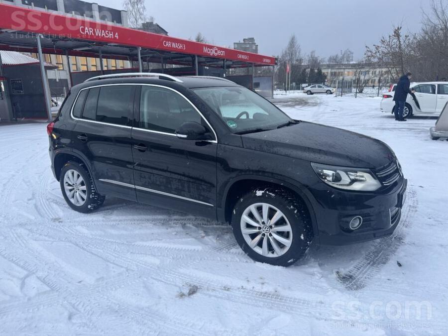 Black Volkswagen Tiguan 2011 in Daugavpils, with an engine capacity of 2.00 L and mileage of 213 thousand km for 9590 €, photo 2 on AUTOMOTO.COM.LV