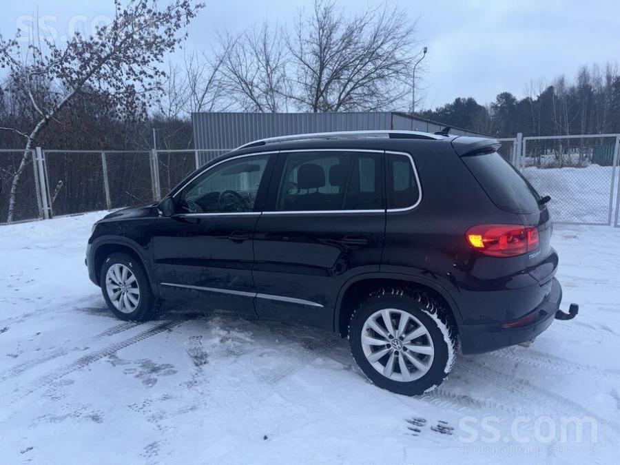 Black Volkswagen Tiguan 2011 in Daugavpils, with an engine capacity of 2.00 L and mileage of 213 thousand km for 9590 €, photo 3 on AUTOMOTO.COM.LV