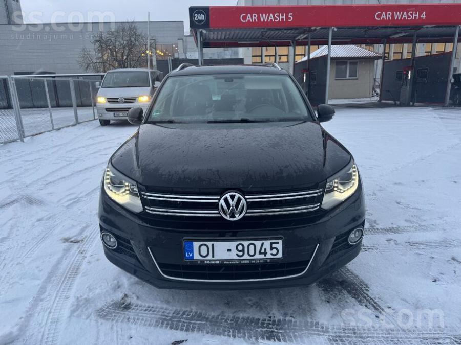 Black Volkswagen Tiguan 2011 in Daugavpils, with an engine capacity of 2.00 L and mileage of 213 thousand km for 9590 €, photo 4 on AUTOMOTO.COM.LV