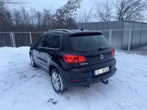 Black Volkswagen Tiguan 2011 in Daugavpils, with an engine capacity of 2.00 L and mileage of 213 thousand km for 9590 €, photo 5 on AUTOMOTO.COM.LV
