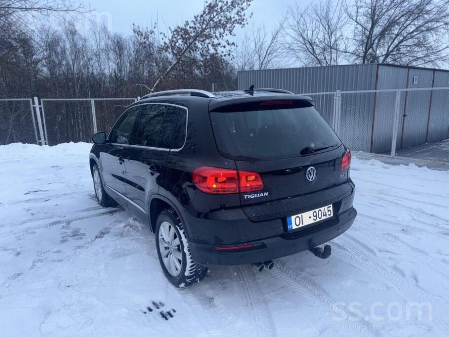 Black Volkswagen Tiguan 2011 in Daugavpils, with an engine capacity of 2.00 L and mileage of 213 thousand km for 9590 €, photo 5 on AUTOMOTO.COM.LV