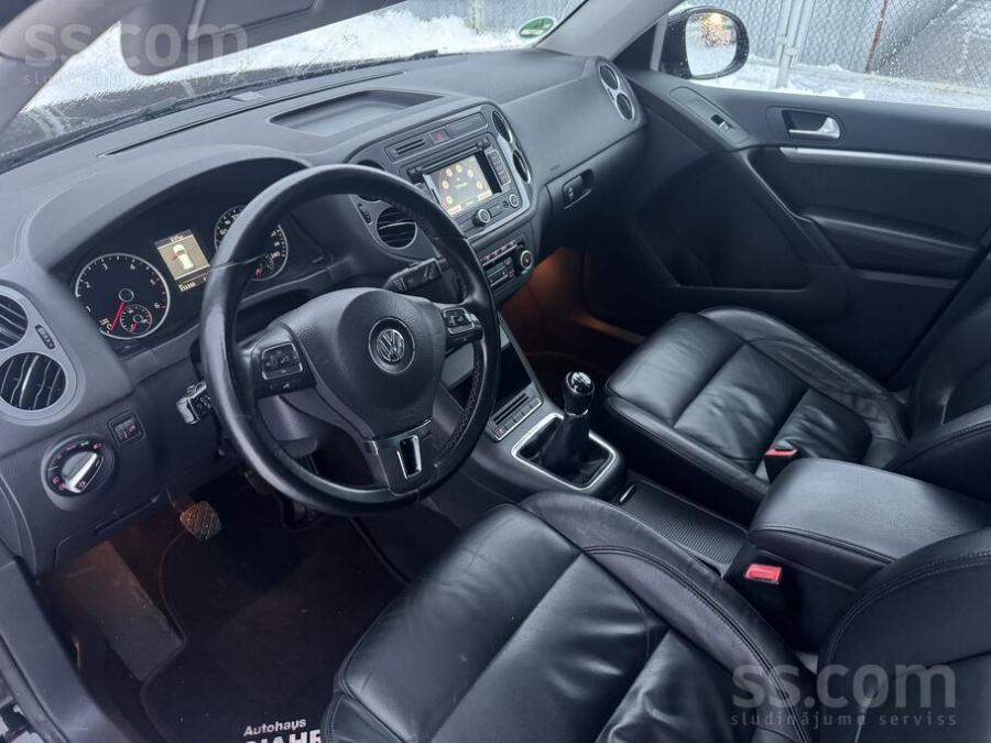Black Volkswagen Tiguan 2011 in Daugavpils, with an engine capacity of 2.00 L and mileage of 213 thousand km for 9590 €, photo 8 on AUTOMOTO.COM.LV