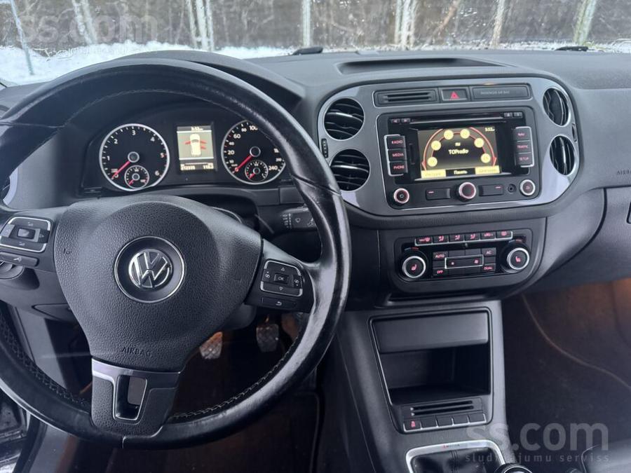 Black Volkswagen Tiguan 2011 in Daugavpils, with an engine capacity of 2.00 L and mileage of 213 thousand km for 9590 €, photo 13 on AUTOMOTO.COM.LV
