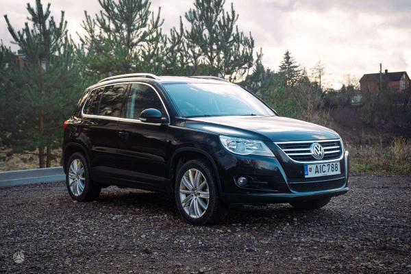Black Volkswagen Tiguan 2011 in Kaunas, with an engine capacity of 1.97 L and mileage of 269 thousand km for 6500 €, photo 3 on AUTOMOTO.COM.LV