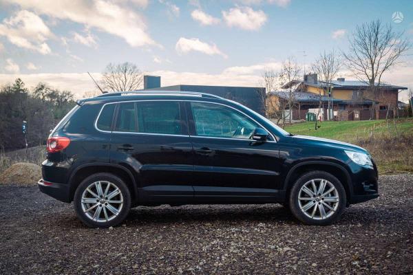 Black Volkswagen Tiguan 2011 in Kaunas, with an engine capacity of 1.97 L and mileage of 269 thousand km for 6500 €, photo 5 on AUTOMOTO.COM.LV
