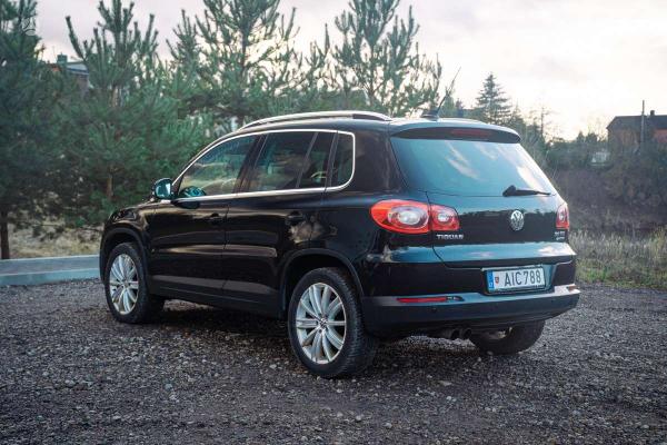 Black Volkswagen Tiguan 2011 in Kaunas, with an engine capacity of 1.97 L and mileage of 269 thousand km for 6500 €, photo 6 on AUTOMOTO.COM.LV
