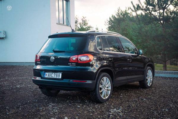 Black Volkswagen Tiguan 2011 in Kaunas, with an engine capacity of 1.97 L and mileage of 269 thousand km for 6500 €, photo 8 on AUTOMOTO.COM.LV