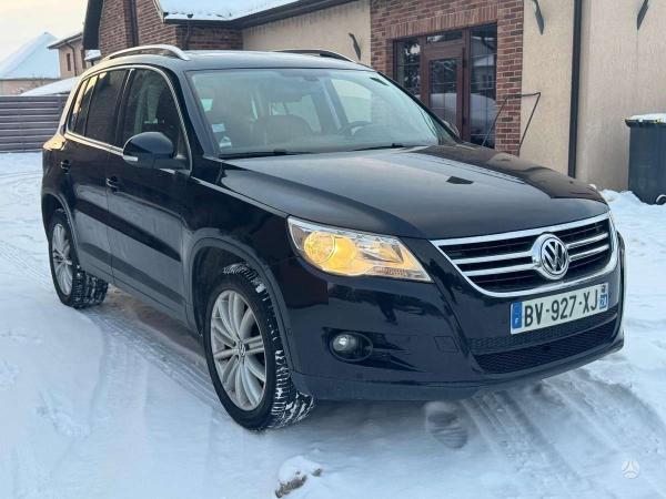 Black Volkswagen Tiguan 2011 in Taurage, with an engine capacity of 1.97 L and mileage of 255 thousand km for 6500 €, photo 1 on AUTOMOTO.COM.LV