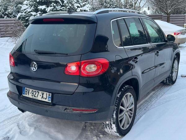 Black Volkswagen Tiguan 2011 in Taurage, with an engine capacity of 1.97 L and mileage of 255 thousand km for 6500 €, photo 4 on AUTOMOTO.COM.LV