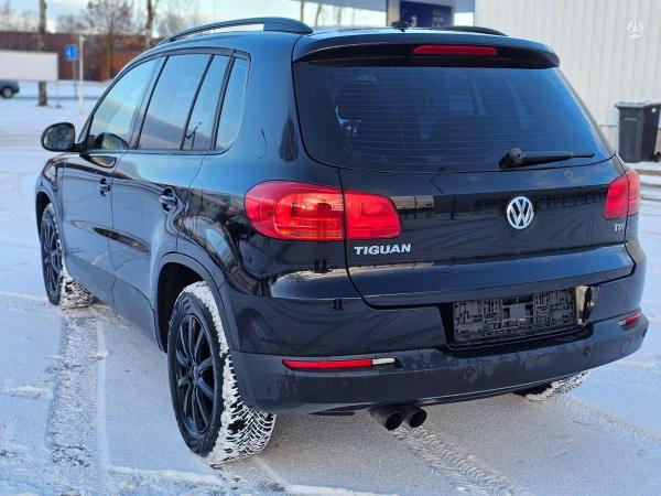 Black Volkswagen Tiguan 2011 in Rokiskis, with an engine capacity of 1.97 L and mileage of 286 thousand km for 6550 €, photo 10 on AUTOMOTO.COM.LV