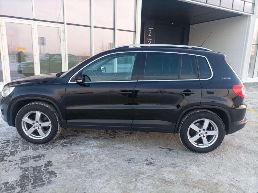 Black Volkswagen Tiguan 2011 in Vilnius, with an engine capacity of 1.97 L and mileage of 280 thousand km for 6950 €, photo 2 on AUTOMOTO.COM.LV