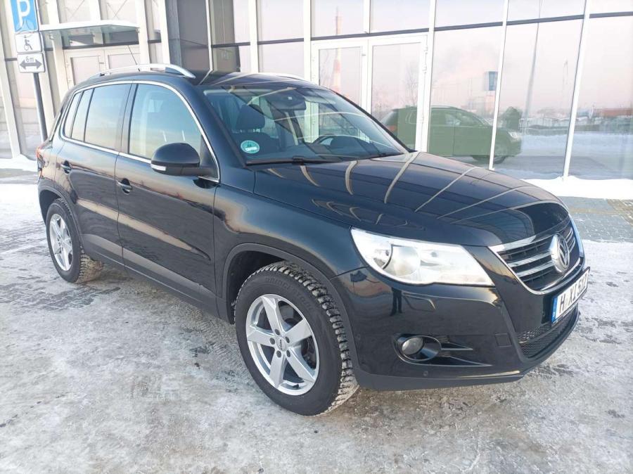 Black Volkswagen Tiguan 2011 in Vilnius, with an engine capacity of 1.97 L and mileage of 280 thousand km for 6950 €, photo 3 on AUTOMOTO.COM.LV