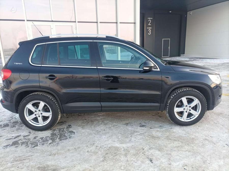 Black Volkswagen Tiguan 2011 in Vilnius, with an engine capacity of 1.97 L and mileage of 280 thousand km for 6950 €, photo 4 on AUTOMOTO.COM.LV