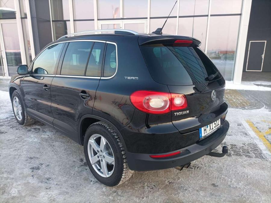 Black Volkswagen Tiguan 2011 in Vilnius, with an engine capacity of 1.97 L and mileage of 280 thousand km for 6950 €, photo 7 on AUTOMOTO.COM.LV