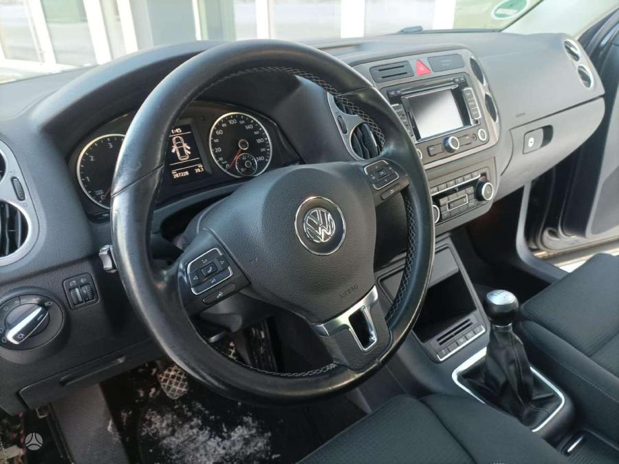 Black Volkswagen Tiguan 2011 in Vilnius, with an engine capacity of 1.97 L and mileage of 280 thousand km for 6950 €, photo 17 on AUTOMOTO.COM.LV