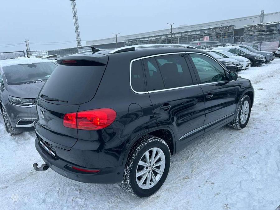 Black Volkswagen Tiguan 2011 in Kaunas, with an engine capacity of 1.97 L and mileage of 216 thousand km for 8850 €, photo 2 on AUTOMOTO.COM.LV