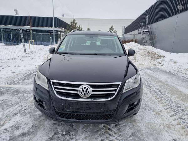 Black Volkswagen Tiguan 2011 in Kaunas, with an engine capacity of 1.97 L and mileage of 222 thousand km for 6300 €, photo 1 on AUTOMOTO.COM.LV