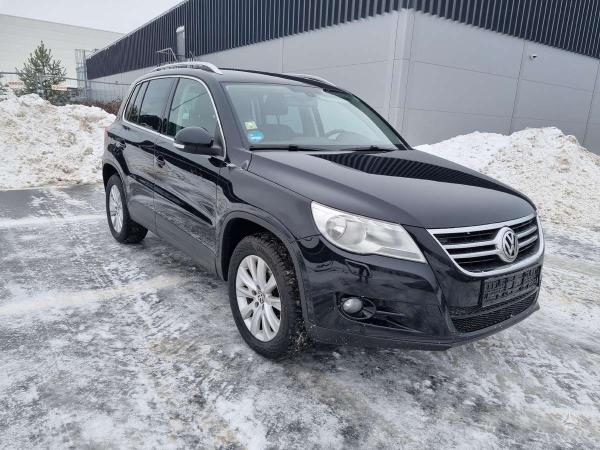 Black Volkswagen Tiguan 2011 in Kaunas, with an engine capacity of 1.97 L and mileage of 222 thousand km for 6300 €, photo 2 on AUTOMOTO.COM.LV