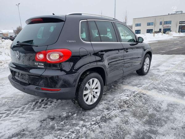Black Volkswagen Tiguan 2011 in Kaunas, with an engine capacity of 1.97 L and mileage of 222 thousand km for 6300 €, photo 4 on AUTOMOTO.COM.LV