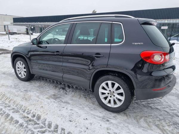Black Volkswagen Tiguan 2011 in Kaunas, with an engine capacity of 1.97 L and mileage of 222 thousand km for 6300 €, photo 5 on AUTOMOTO.COM.LV