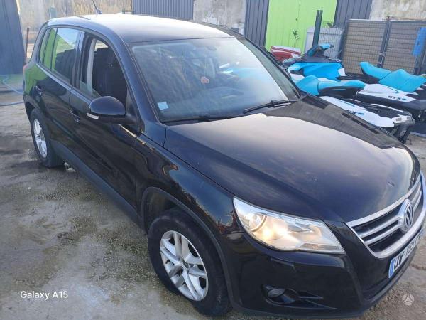 Black Volkswagen Tiguan 2011 in Taurage, with an engine capacity of 0.00 L and mileage of 305 thousand km for 3500 €, photo 3 on AUTOMOTO.COM.LV
