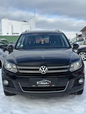 Black Volkswagen Tiguan 2011 in Pabrade, with an engine capacity of 2.00 L and mileage of 219 thousand km for 8799 €, photo 3 on AUTOMOTO.COM.LV