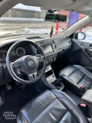 Black Volkswagen Tiguan 2011 in Pabrade, with an engine capacity of 2.00 L and mileage of 219 thousand km for 8799 €, photo 13 on AUTOMOTO.COM.LV