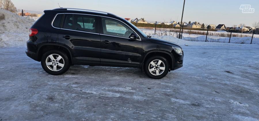 Black Volkswagen Tiguan 2011 in Kaunas, with an engine capacity of 2.00 L and mileage of 310 thousand km for 6850 €, photo 7 on AUTOMOTO.COM.LV