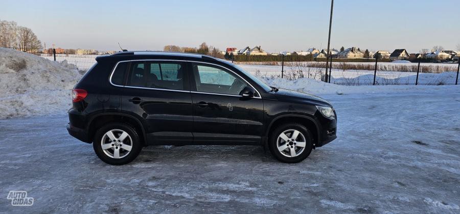 Black Volkswagen Tiguan 2011 in Kaunas, with an engine capacity of 2.00 L and mileage of 310 thousand km for 6850 €, photo 8 on AUTOMOTO.COM.LV