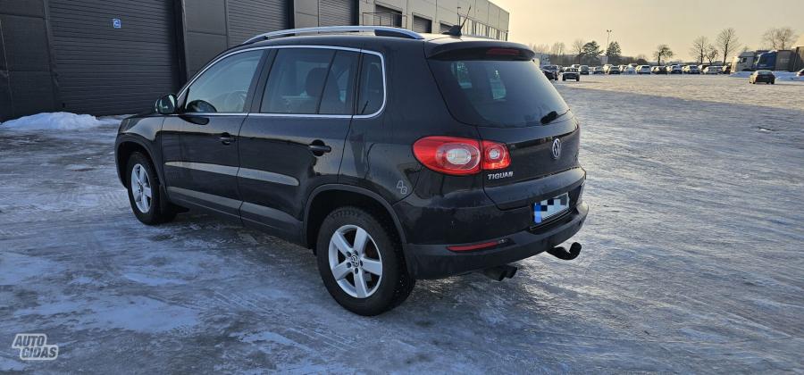 Black Volkswagen Tiguan 2011 in Kaunas, with an engine capacity of 2.00 L and mileage of 310 thousand km for 6850 €, photo 11 on AUTOMOTO.COM.LV